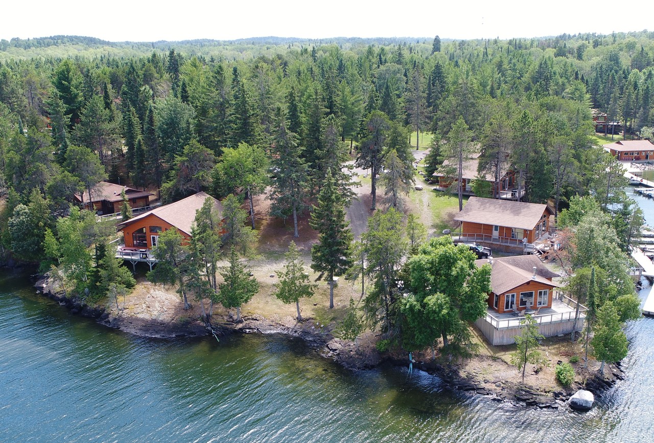 Deluxe lakefront cottages